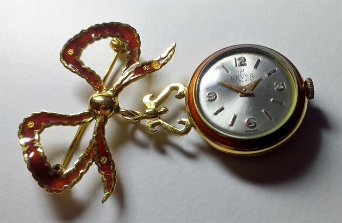 SPILLA A FIOCCO CON OROLOGIO IN E ORO GIALLO E SMALTO ROSSO